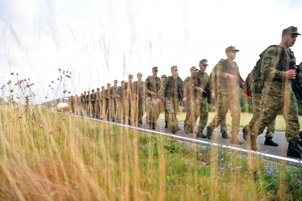 FOTO Polaznici obuke za razvoj vođa započeli hodnju od Udbine do Knina ...