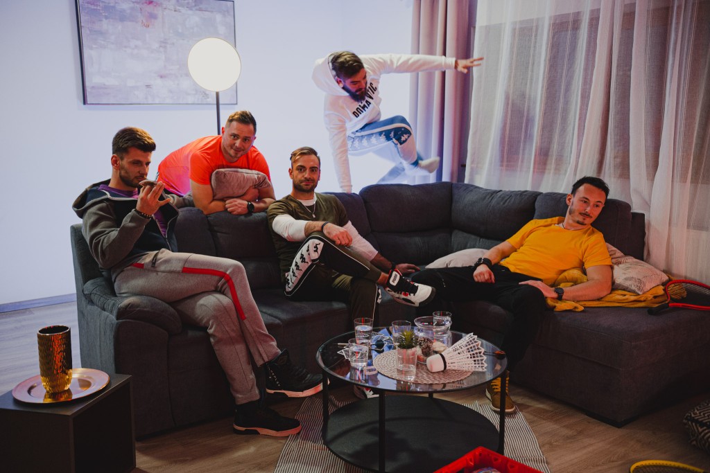 "MOJI PRIJATELJI" Poslušajte pjesmu koja će vam popraviti raspoloženje ...