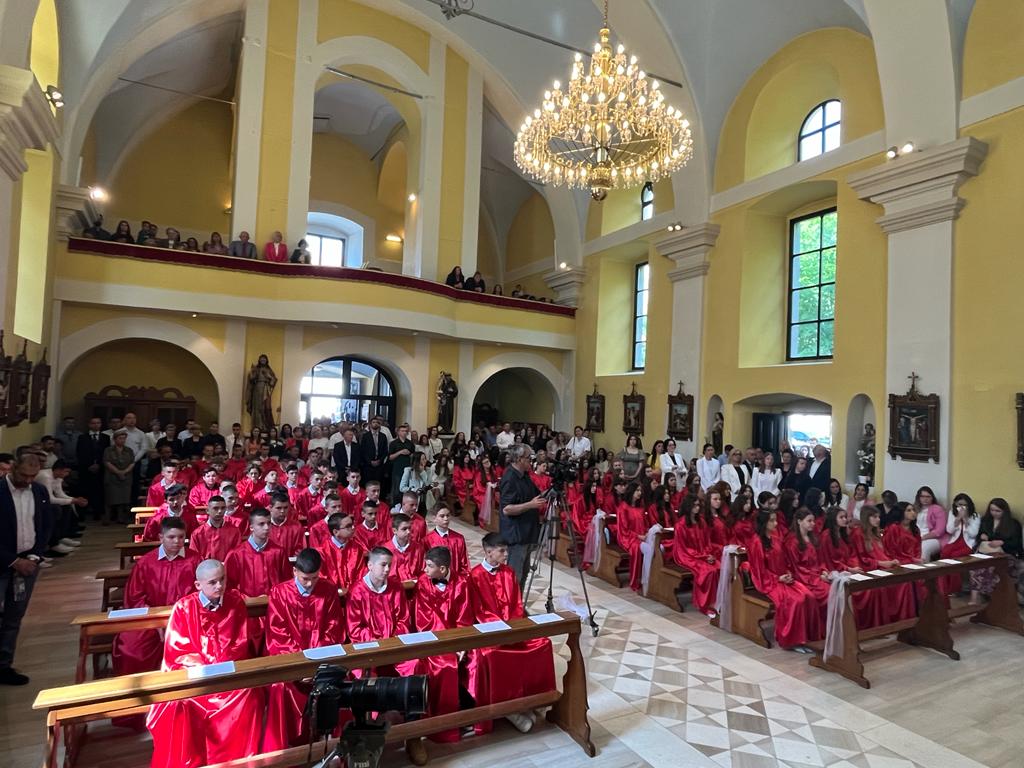 FOTO Biskup Križić na svetkovinu Duhova u gospićkoj katedrali podijelio sakrament potvrde | Lika ...